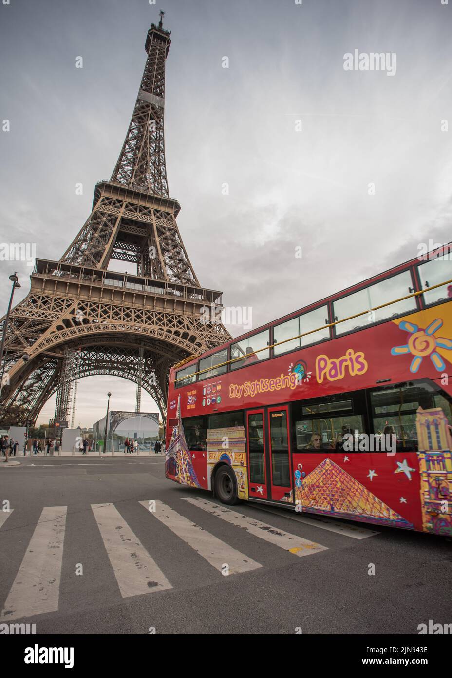 Paris, Tour Eiffel and sightseeing bus Stock Photo - Alamy
