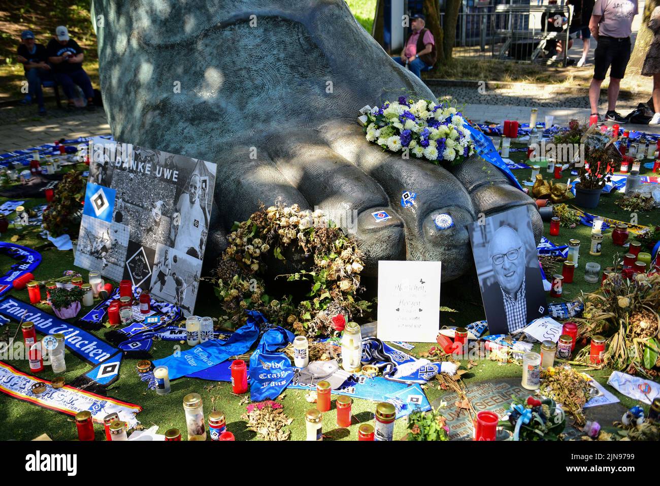 10 August 2022, Hamburg: Soccer: Hamburger SV, funeral service for Uwe ...