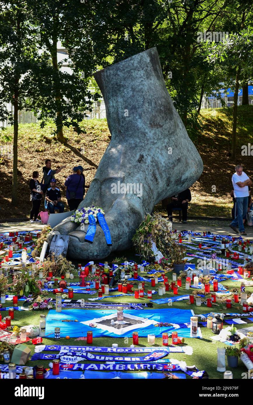 10 August 2022, Hamburg: Soccer: Hamburger SV, funeral service for Uwe ...