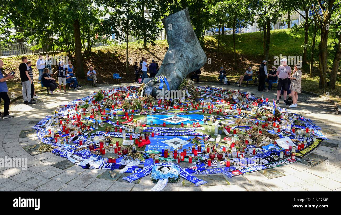 Hamburg, Germany. 10th Aug, 2022. Soccer: Hamburger SV, funeral service ...