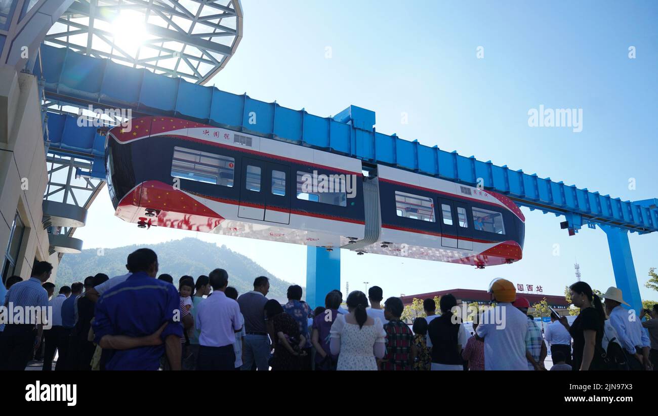 (220810) -- XINGGUO, Aug. 10, 2022 (Xinhua) -- A train on the maglev ...
