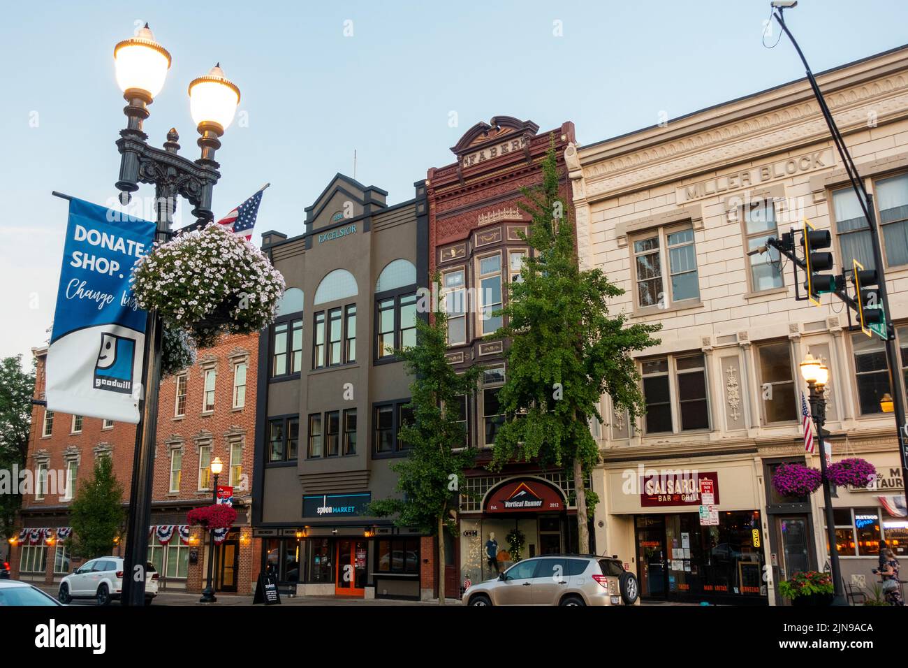 Downtown shopping district hi-res stock photography and images - Alamy