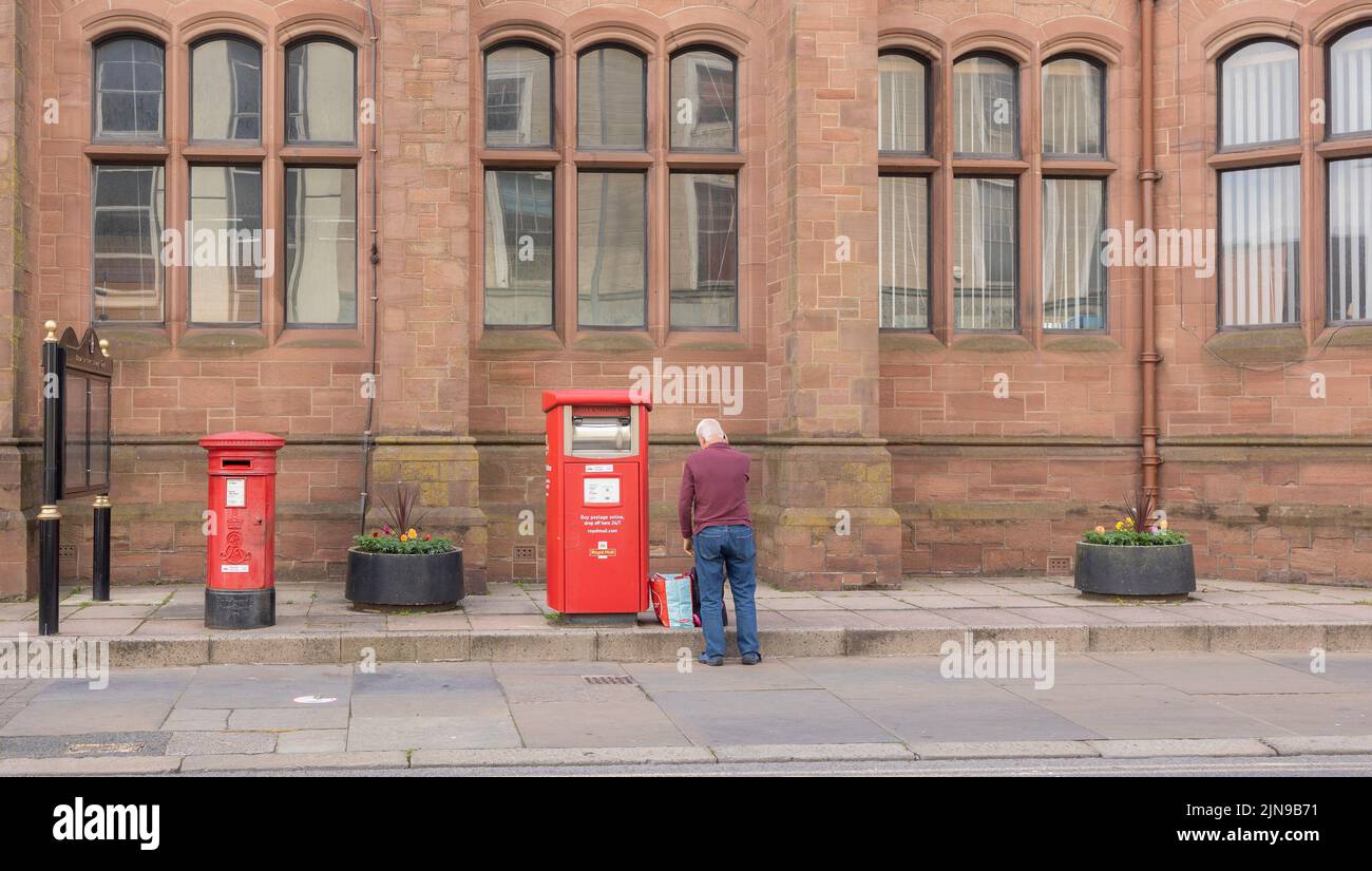 Royal mail post boxes hi-res stock photography and images - Alamy