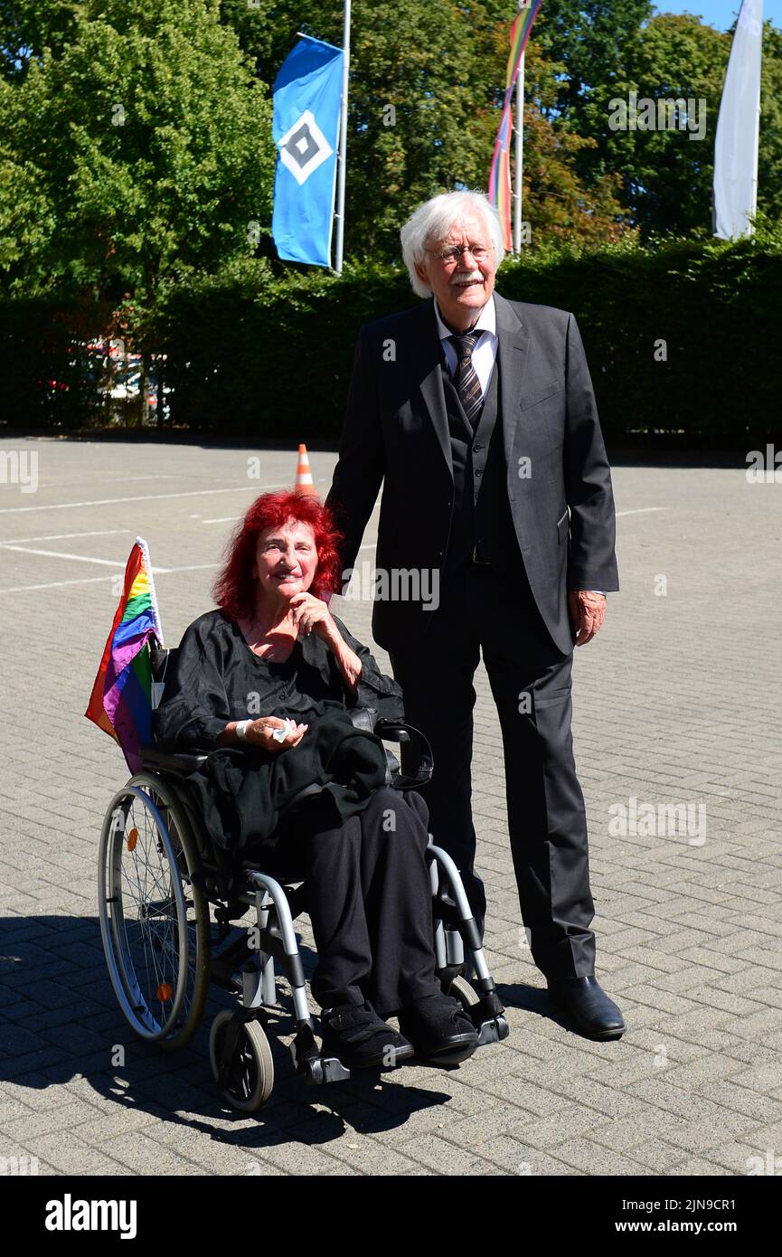 Hamburg, Germany. 10th Aug, 2022. Soccer: Hamburger SV, funeral service ...
