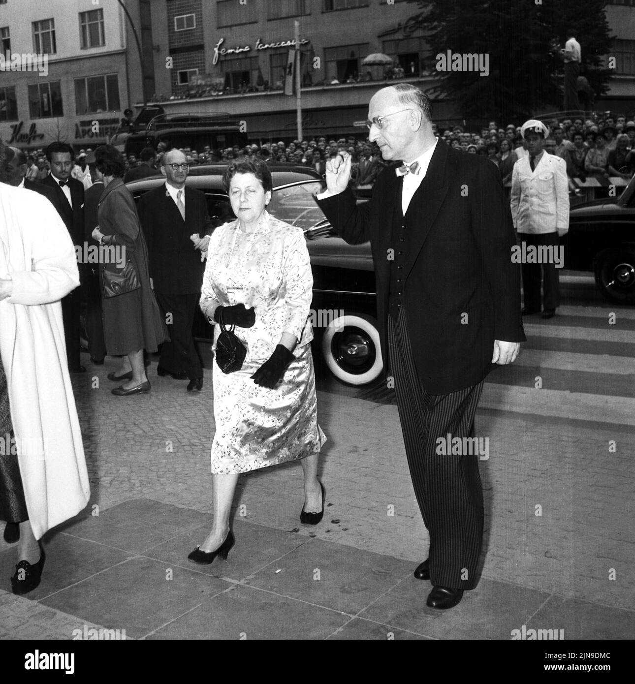 Filmfestspiele Berlin 1955 - Regierender Bürgermeister Otto Suhr mit ...