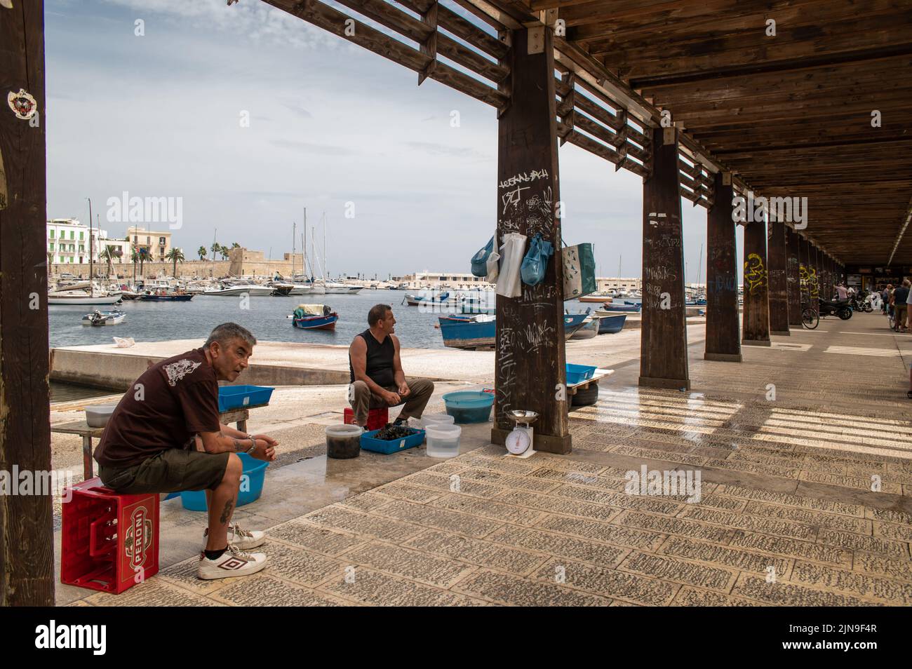 fish street sellers at Bari harbour Stock Photo - Alamy