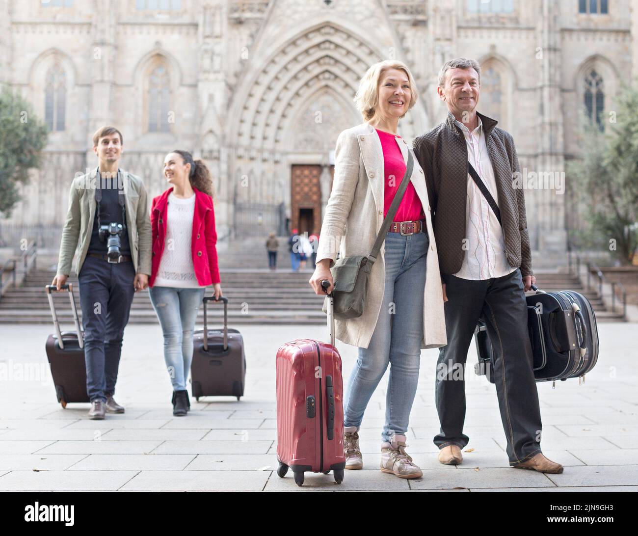 Couple travelers camera map hi-res stock photography and images - Alamy