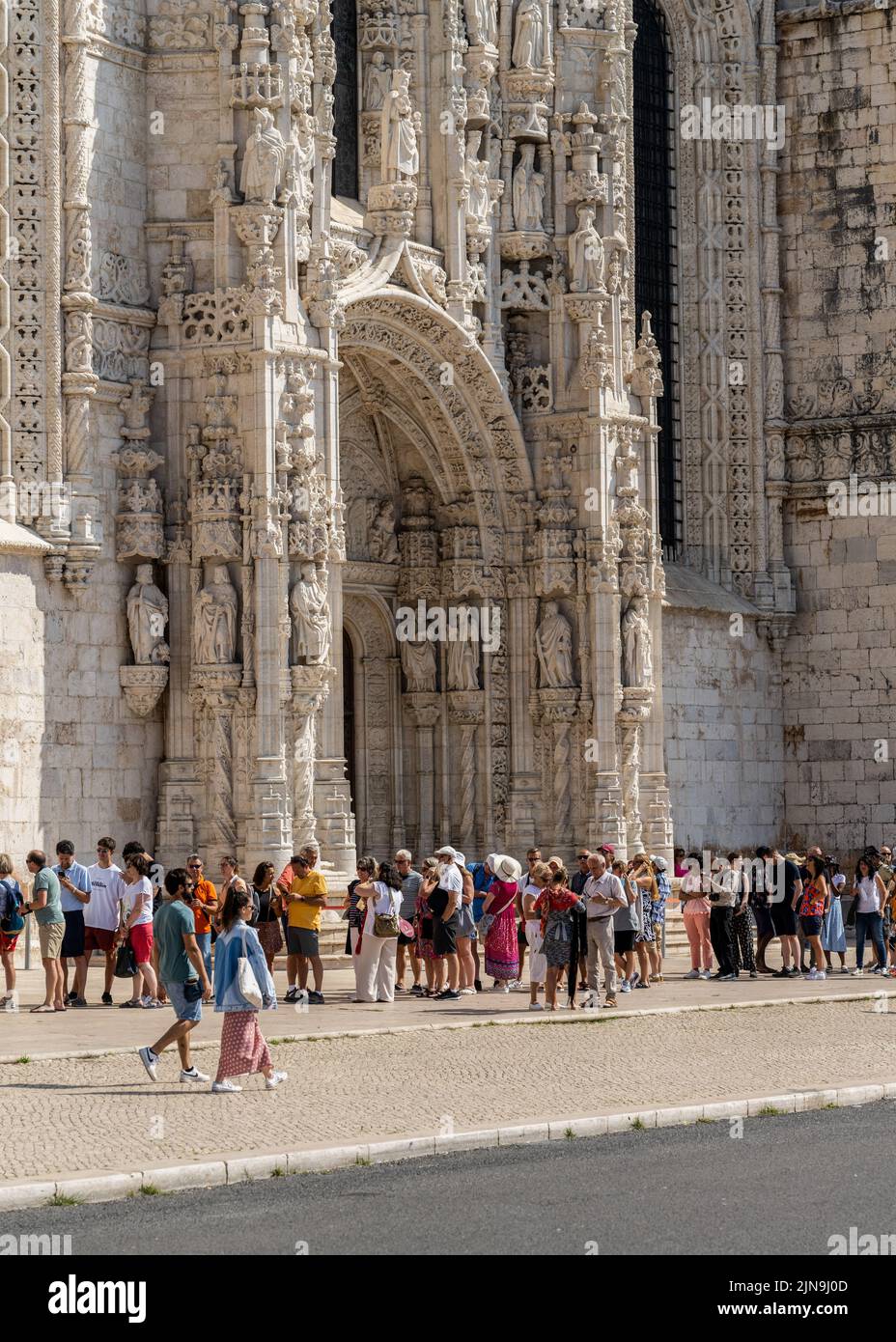 Lisbon, Portugal. 10th Aug, 2022. Tourists line up in a queue to visit ...
