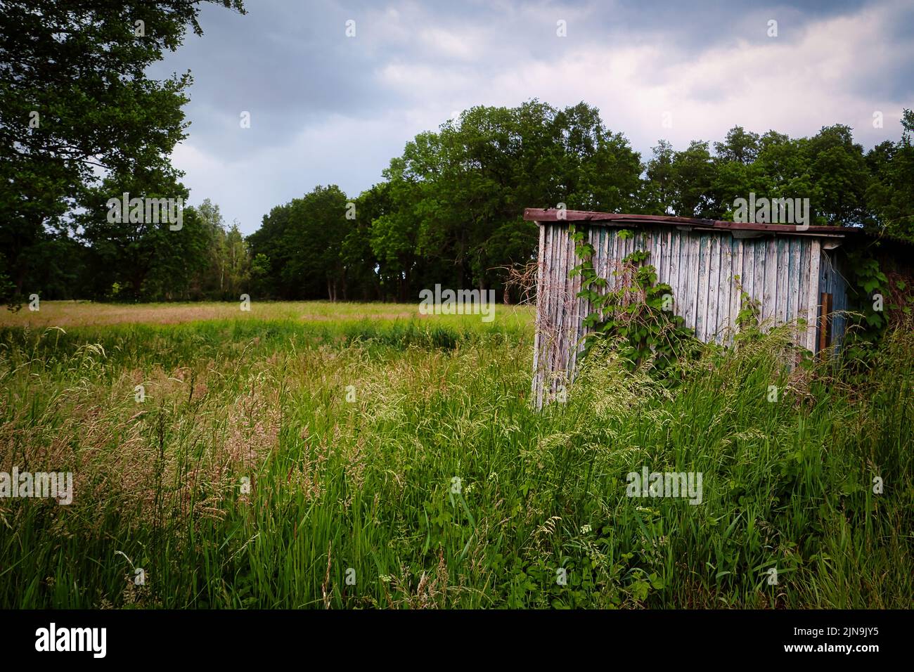A small rustic barn in rural area under a cloudy sky Stock Photo - Alamy