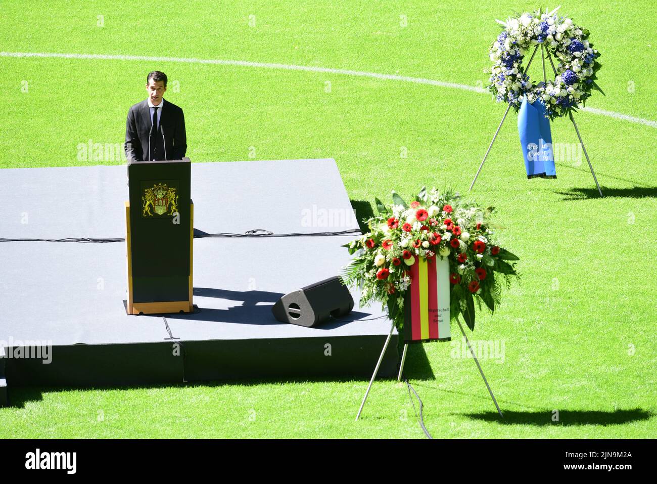 10 August 2022, Hamburg: Soccer: Hamburger SV, funeral service for Uwe ...
