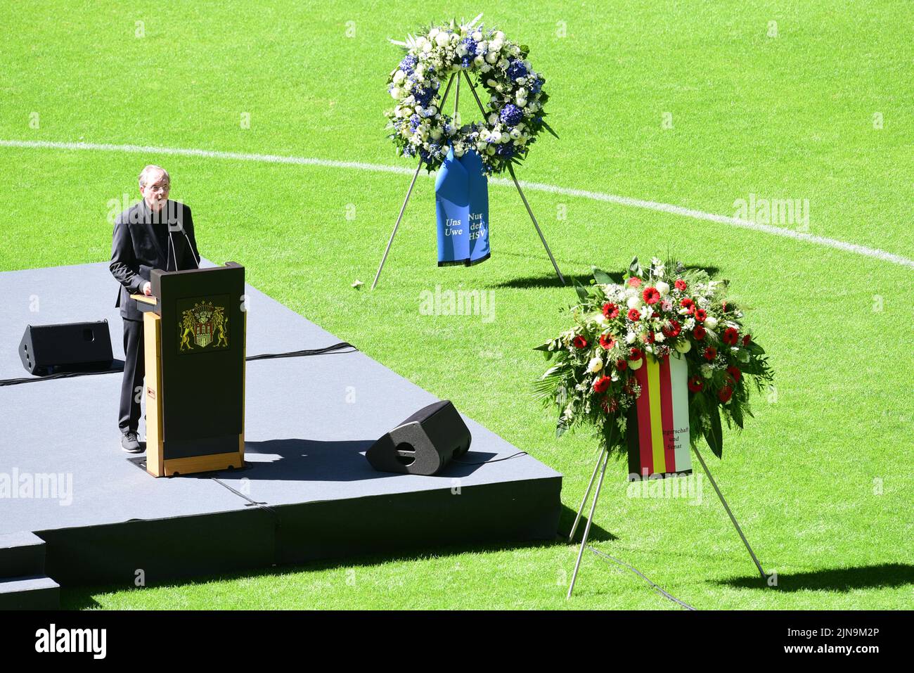 10 August 2022, Hamburg: Soccer: Hamburger SV, funeral service for Uwe ...
