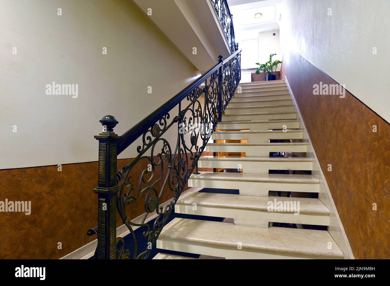Top floor steel structure hi-res stock photography and images - Alamy