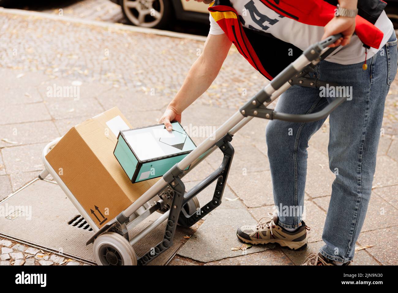 Delivery on the dolly by hand Stock Photo - Alamy