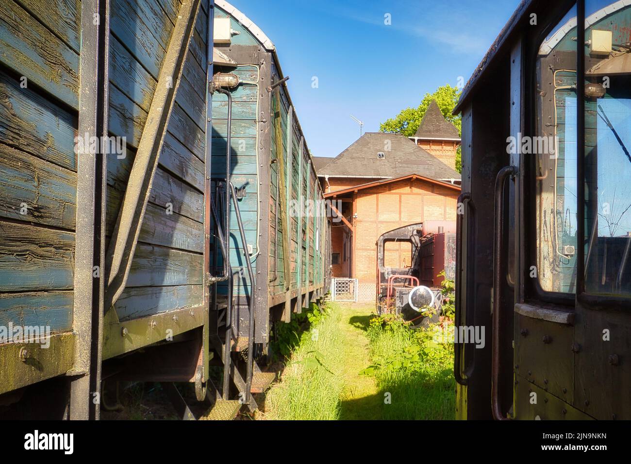 Old wooden wagons hi-res stock photography and images - Alamy