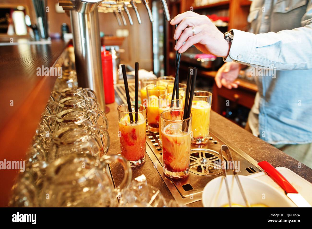 Process preparing alcoholic cocktail bar hi-res stock photography and ...