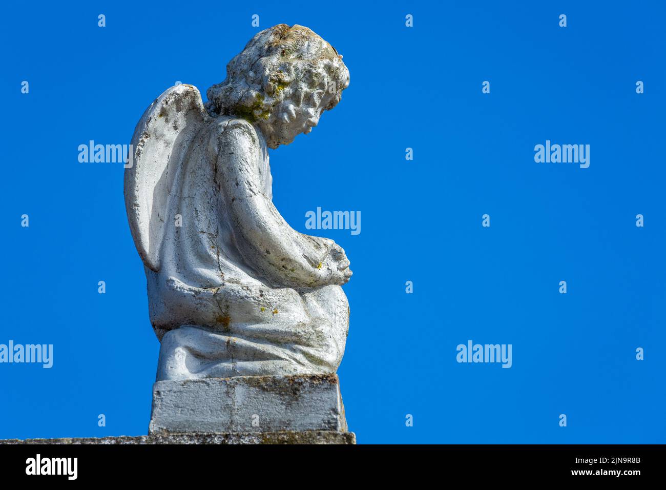 Catholic saint sculpture with praying hands hi-res stock photography ...