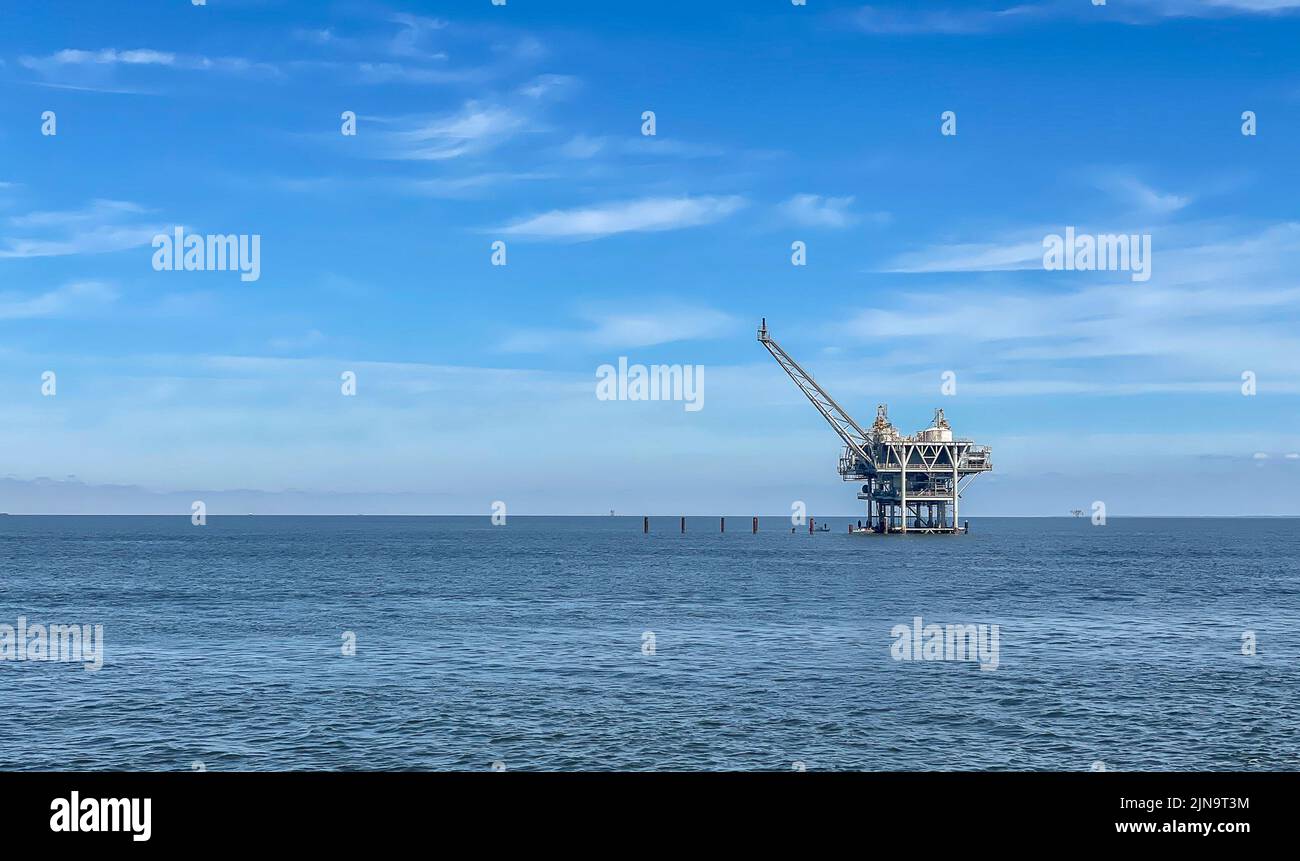 Offshore oil platform gulf of mexico hi-res stock photography and ...