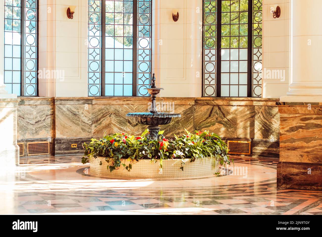 Two tier water fountain hi-res stock photography and images - Alamy