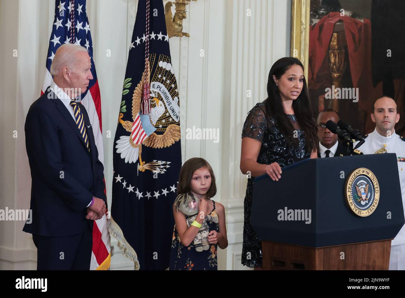 President Biden and Brielle Robinson, surviving daughter of Sgt First ...