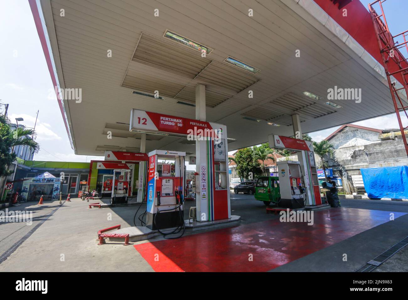 Ina gas station hi-res stock photography and images - Alamy