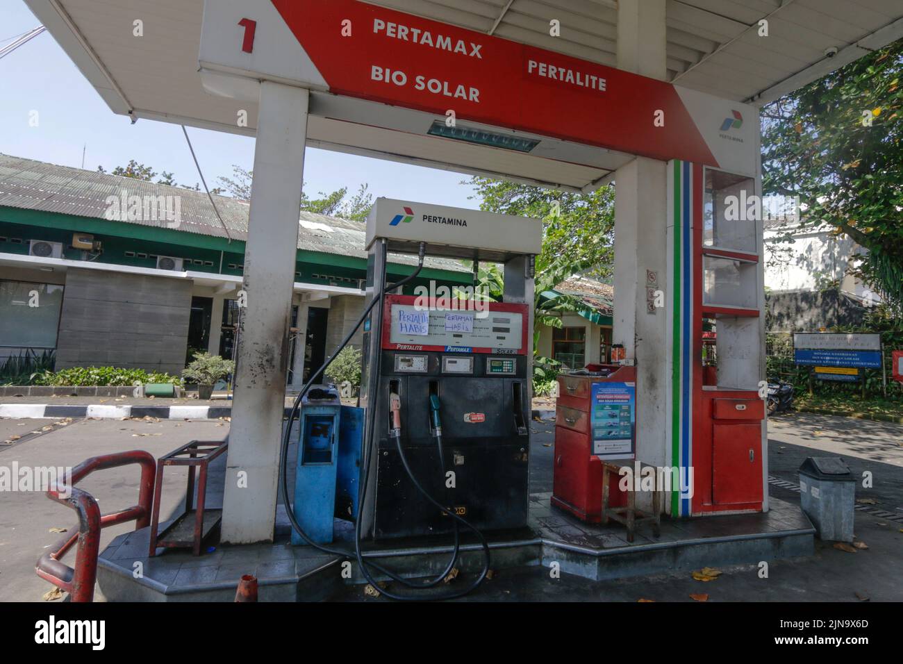 Ina gas station hi-res stock photography and images - Alamy