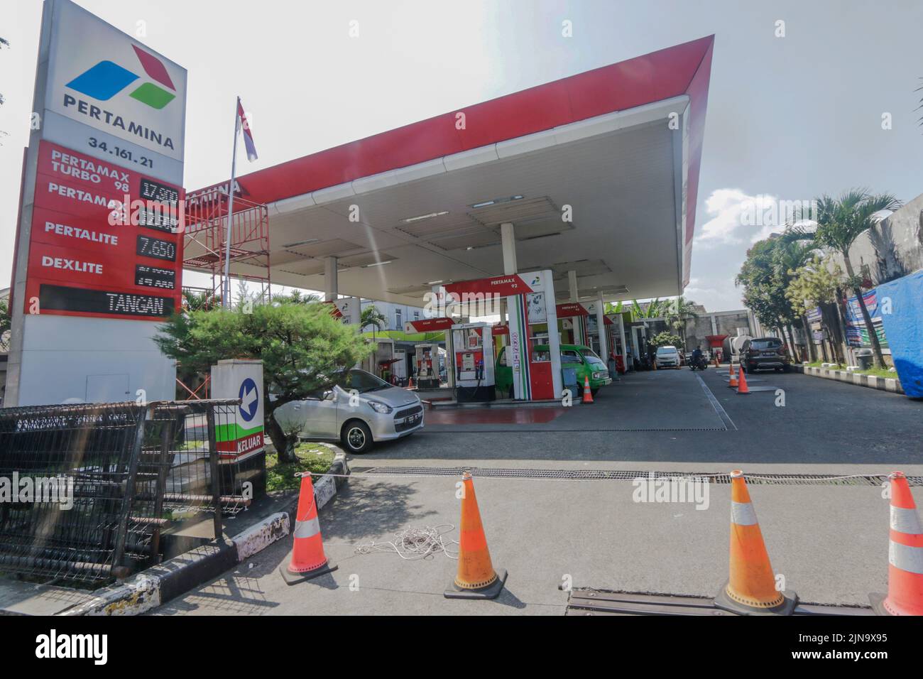 Ina gas station hi-res stock photography and images - Alamy