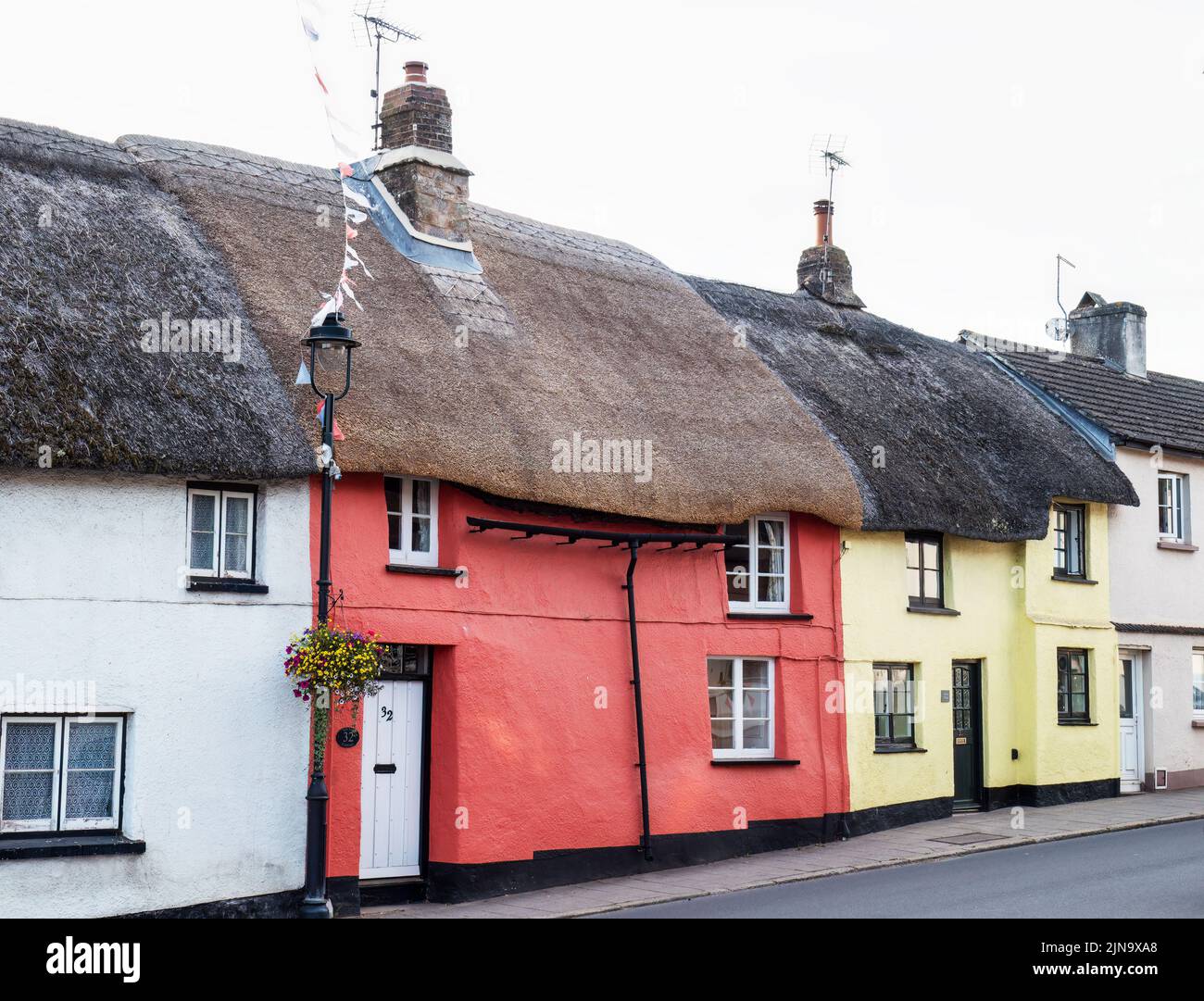 Beautiful row of colorfu thatched cottages in Hatherleigh, Devon, UK ...