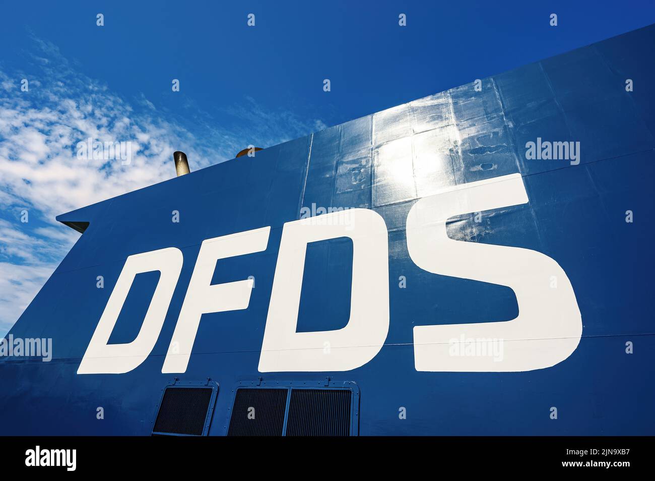 The DFDS logo on the funnel of the E-Flexer ferry Cote D'Opale Stock ...
