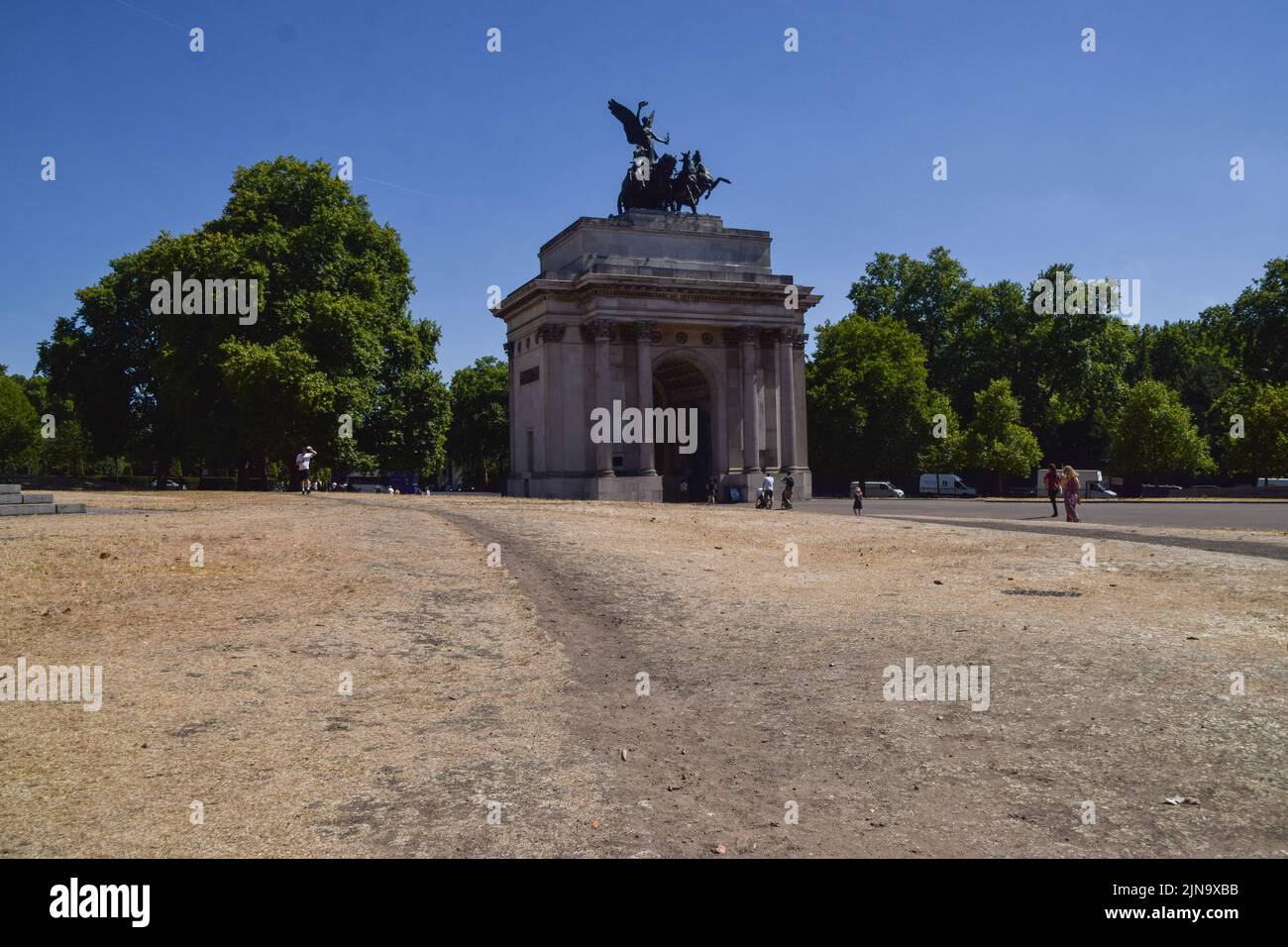London, UK. 10th August 2022. A parched Hyde Park Corner on a scorching ...
