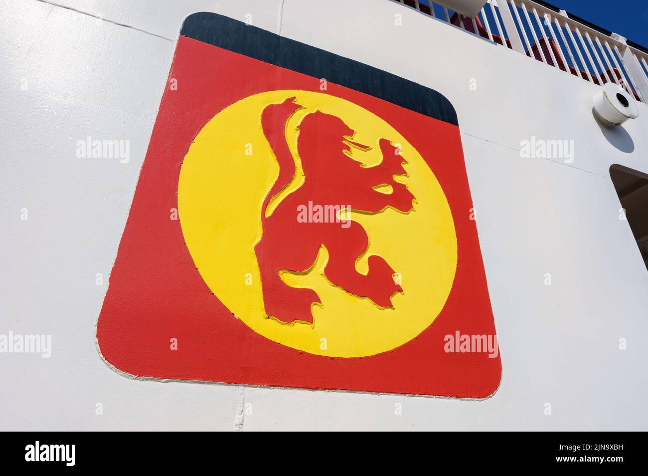 The Caledonian MacBrayne logo on the funnel of the ferry Hallaig Stock ...