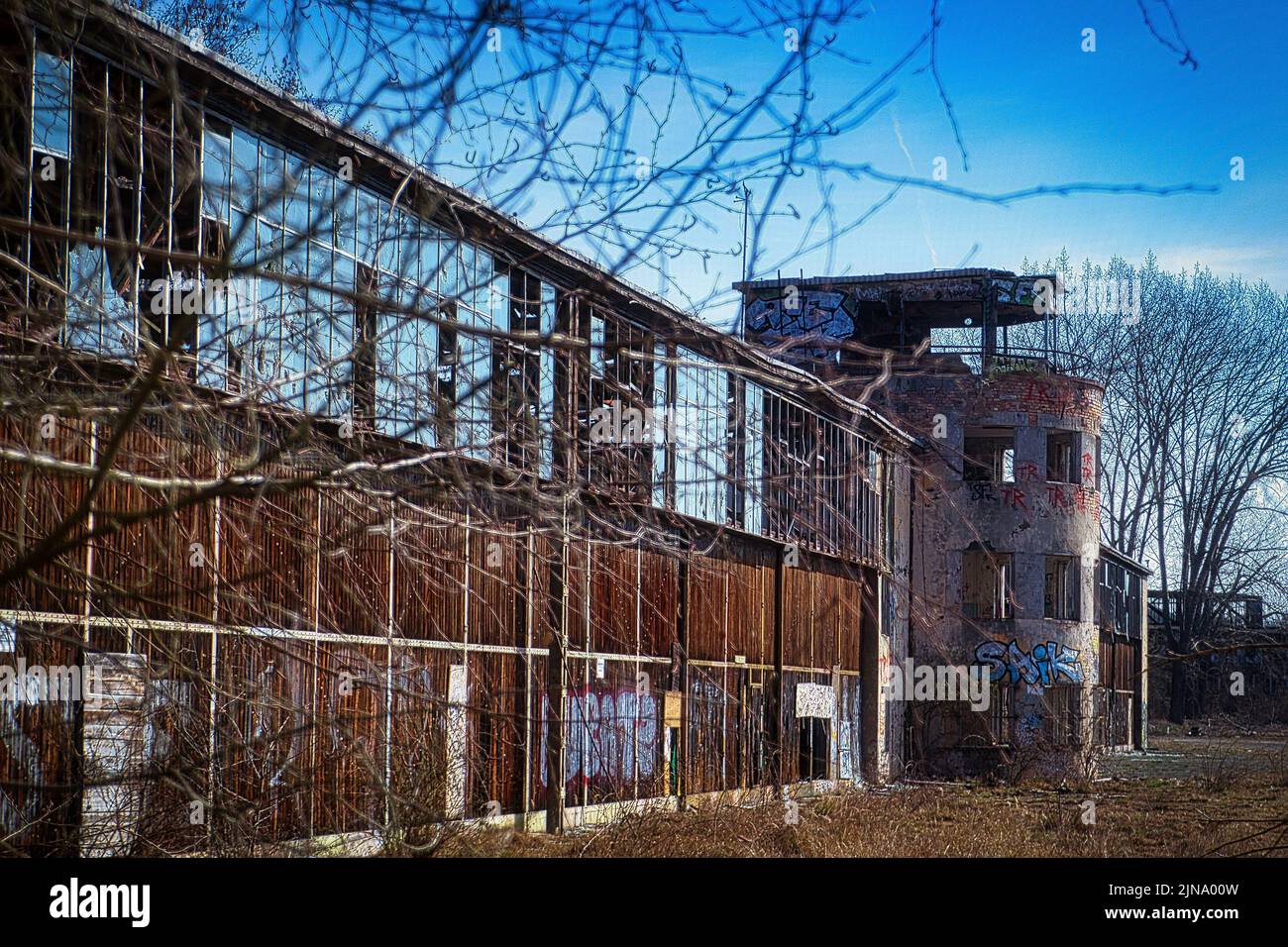 An old broken abandoned building Stock Photo - Alamy