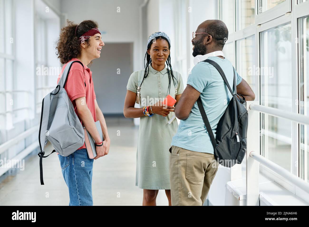 Group of teenagers talking hi-res stock photography and images - Alamy