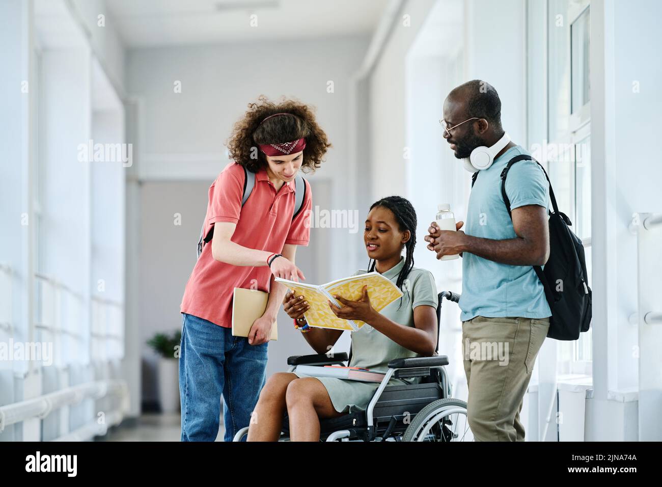 Teen boy girl group discussion hi-res stock photography and images - Alamy