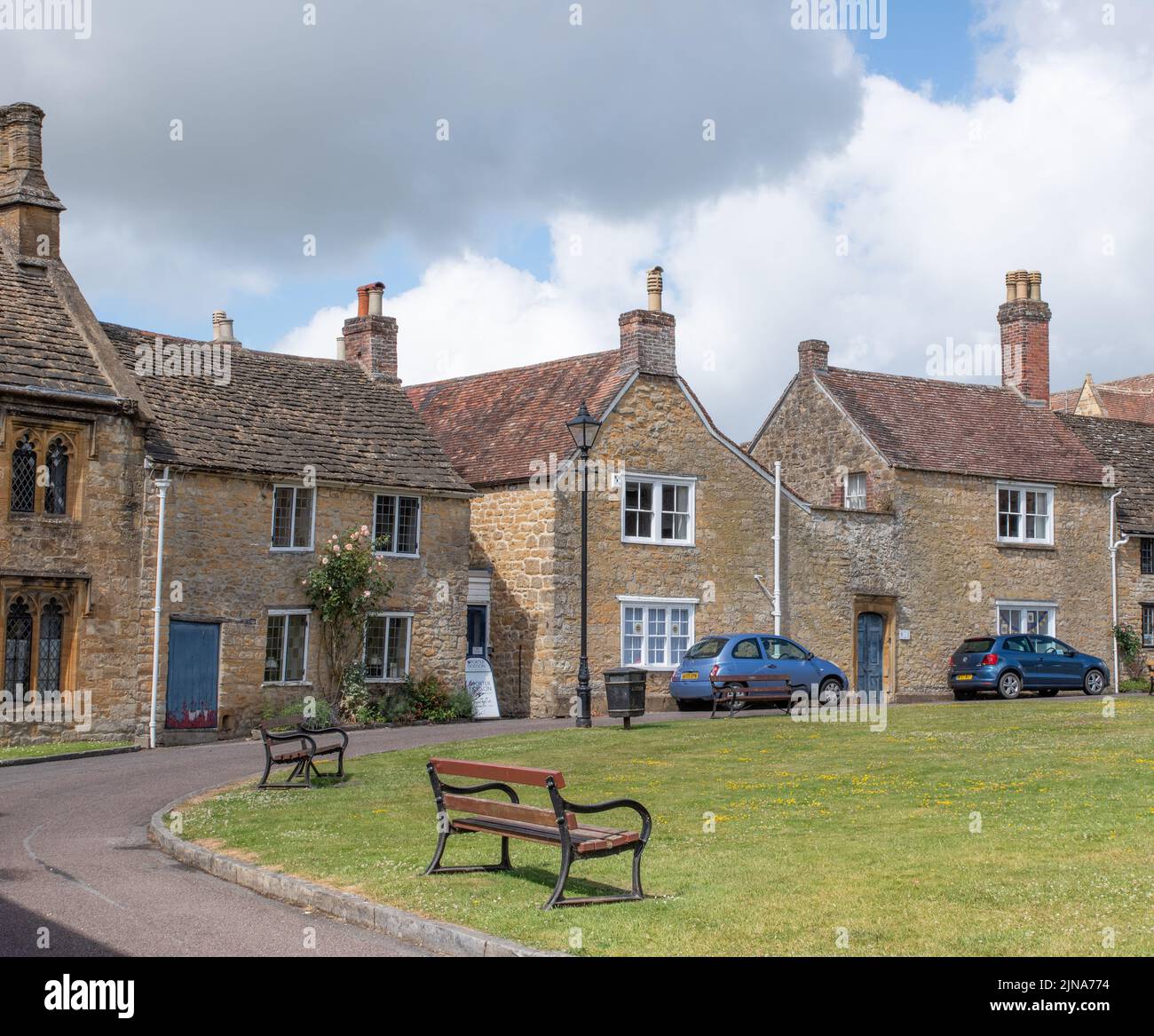 Cottages in Abbey Close Sherborne Dorset Stock Photo - Alamy