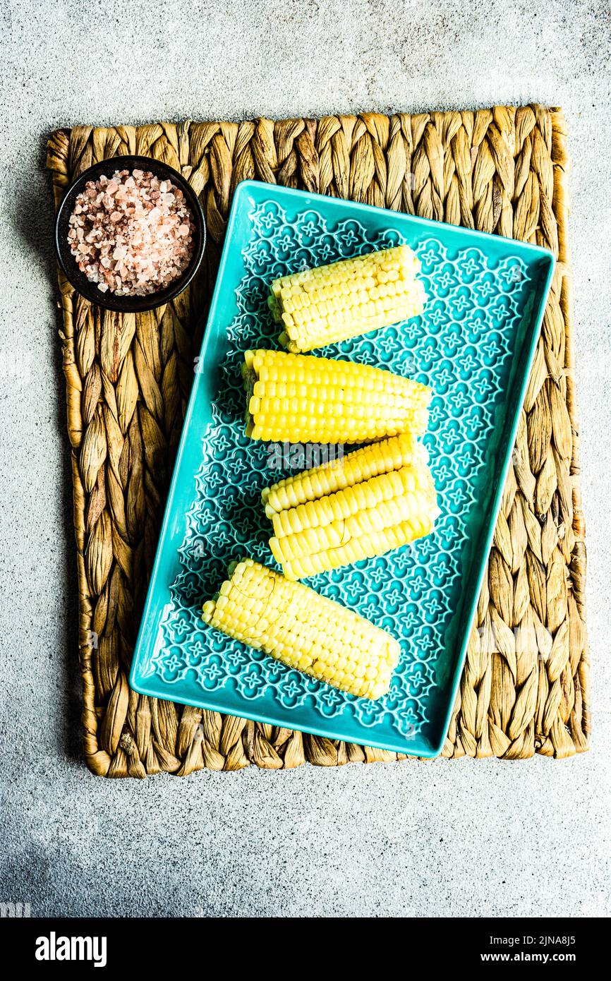 Overhead view of fresh boiled corn cobs with pink himalayan salt Stock ...