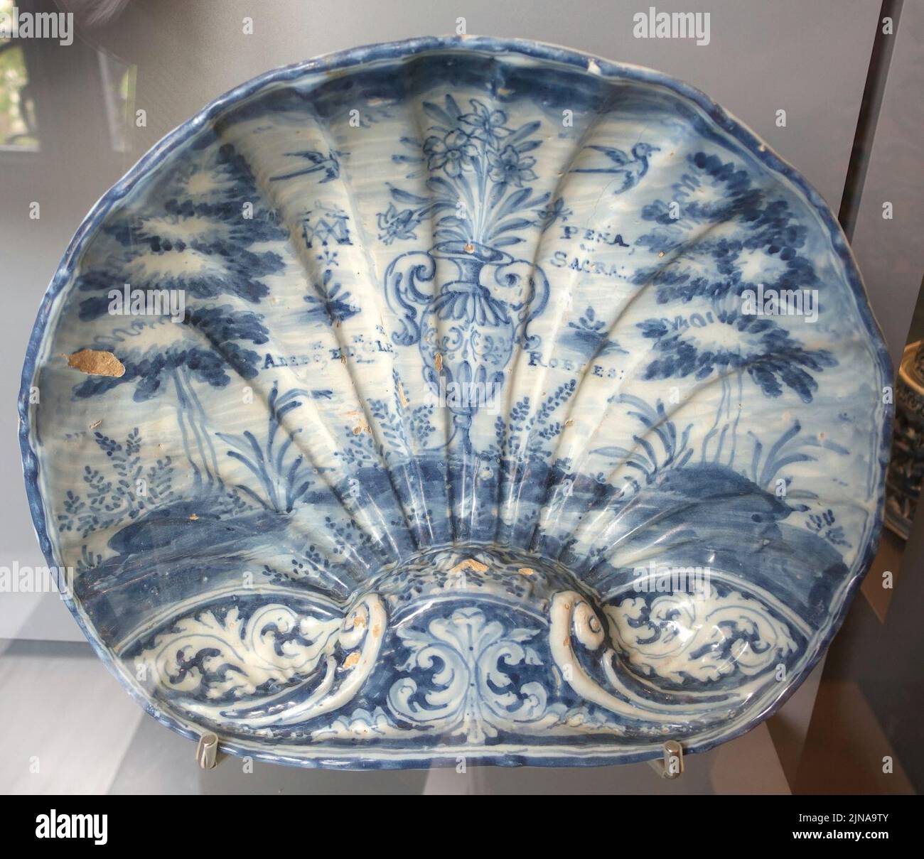 Ceramic scallop shell hi-res stock photography and images - Alamy