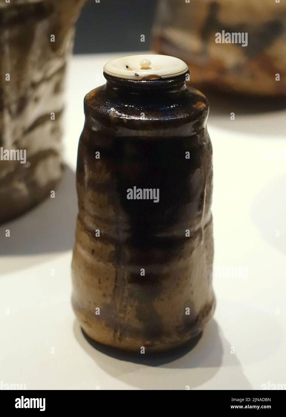 Tall tea caddy, Japan, Mino kilns, Motoyashiki kiln, Momoyama period ...