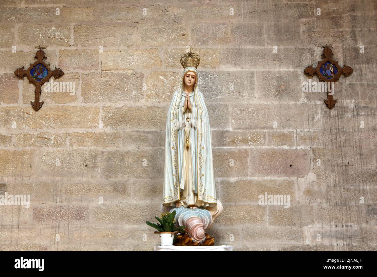 Vierge statue bois hi-res stock photography and images - Alamy