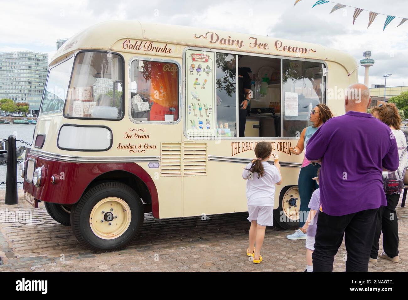 Vintage austin van hi-res stock photography and images - Alamy