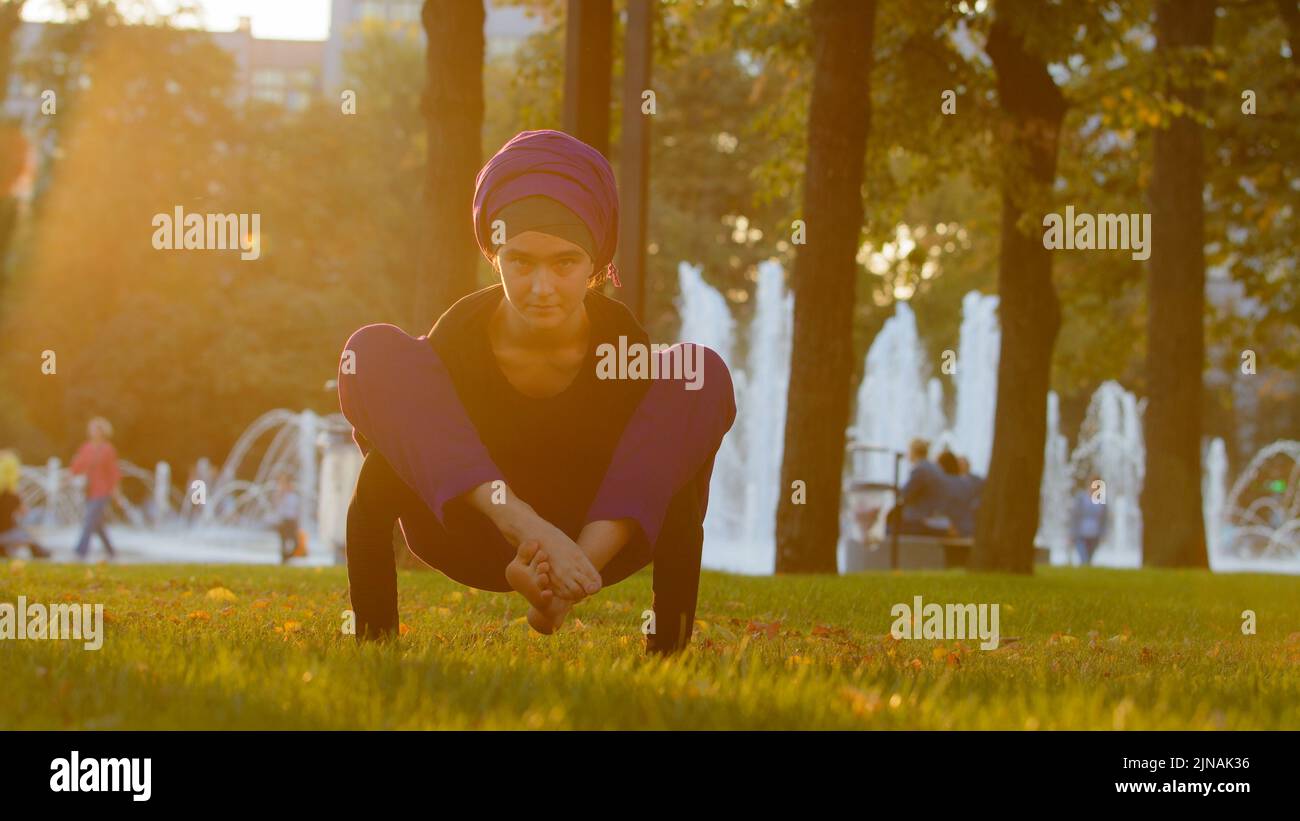 Acrobatic pose hi-res stock photography and images - Alamy