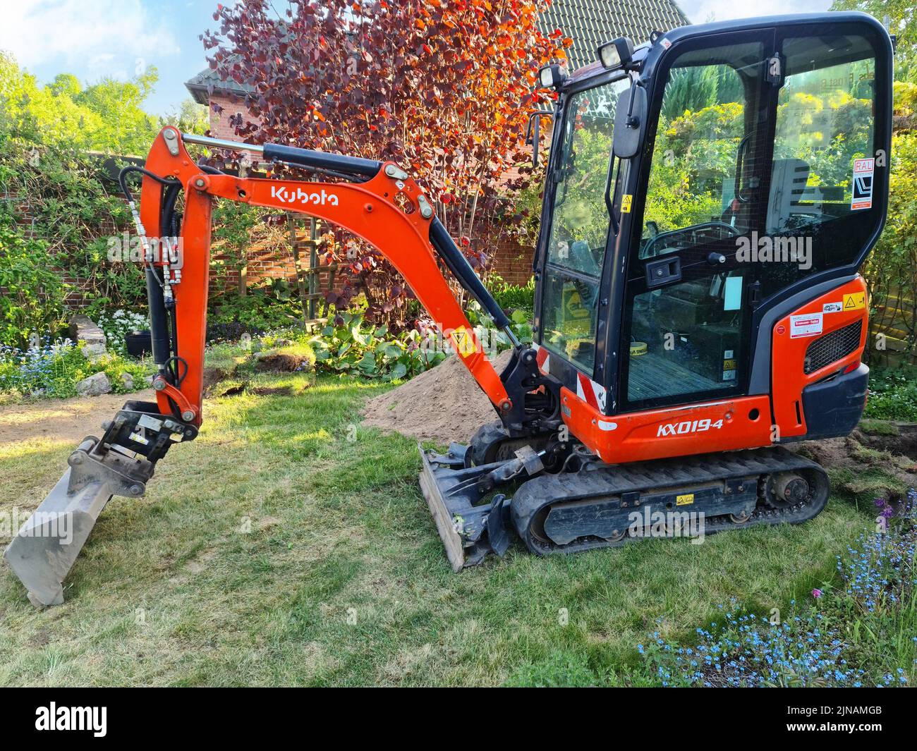 Red excavator hi-res stock photography and images - Alamy