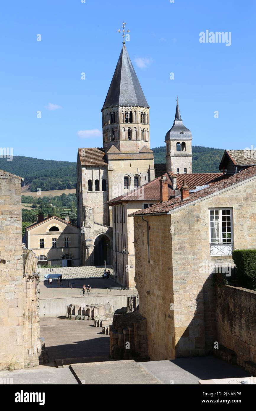 Le clocher de l'Eau Bénite et la tour de l'horloge. Abbatiale Saint ...