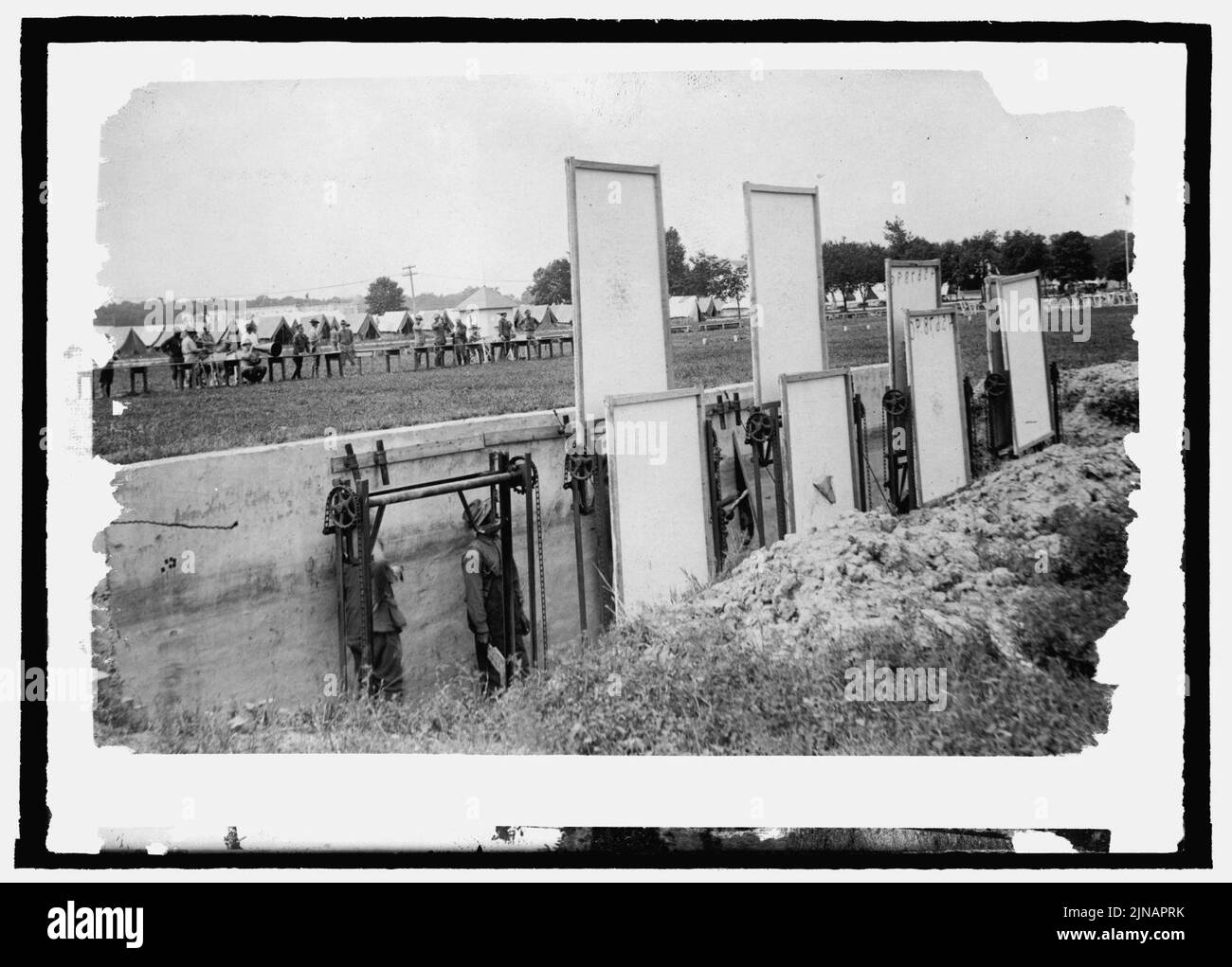 Target pits hi-res stock photography and images - Alamy