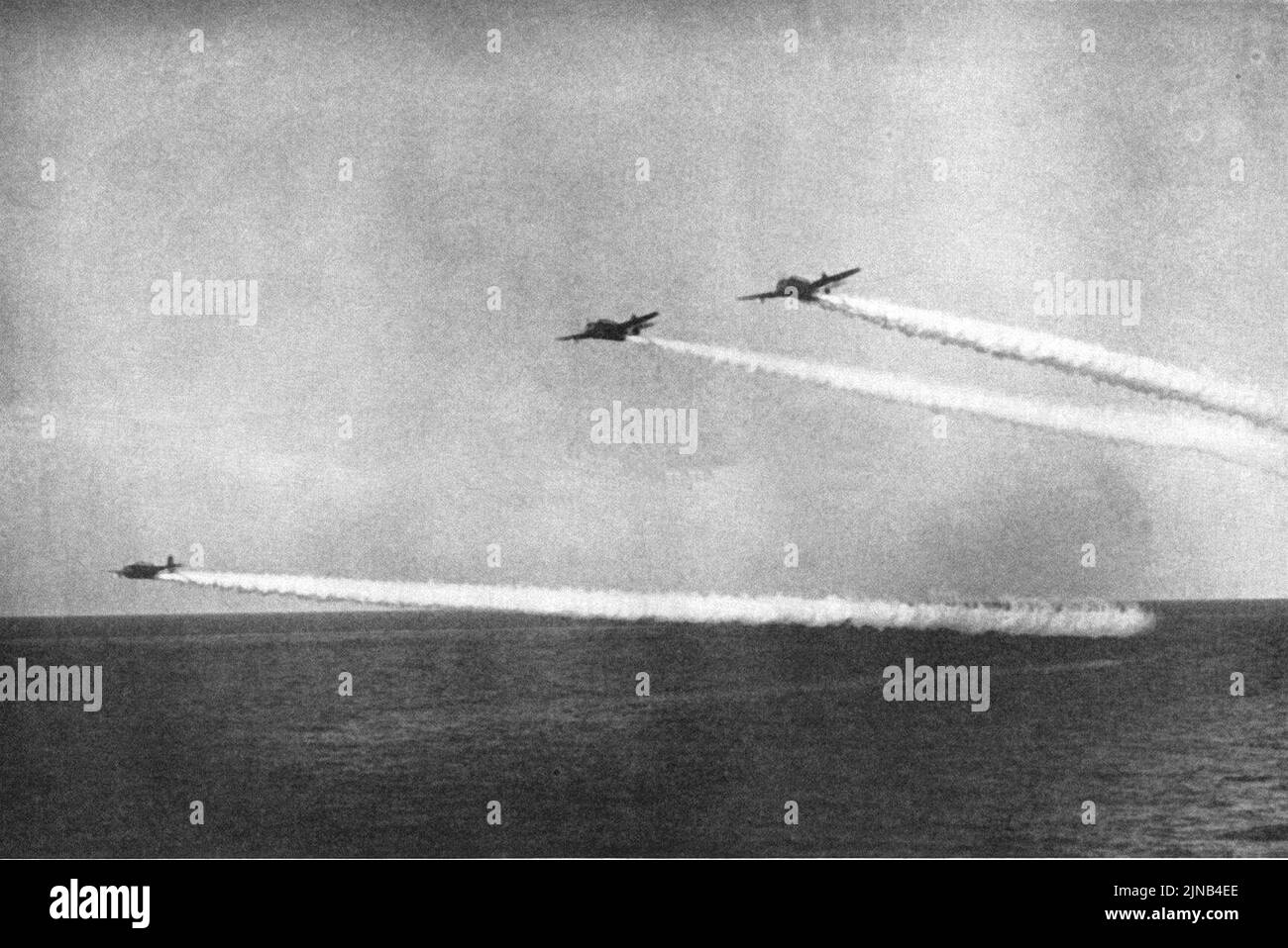 TBM-3E Avengers of VT-4 laying smoke screen in 1946 Stock Photo - Alamy