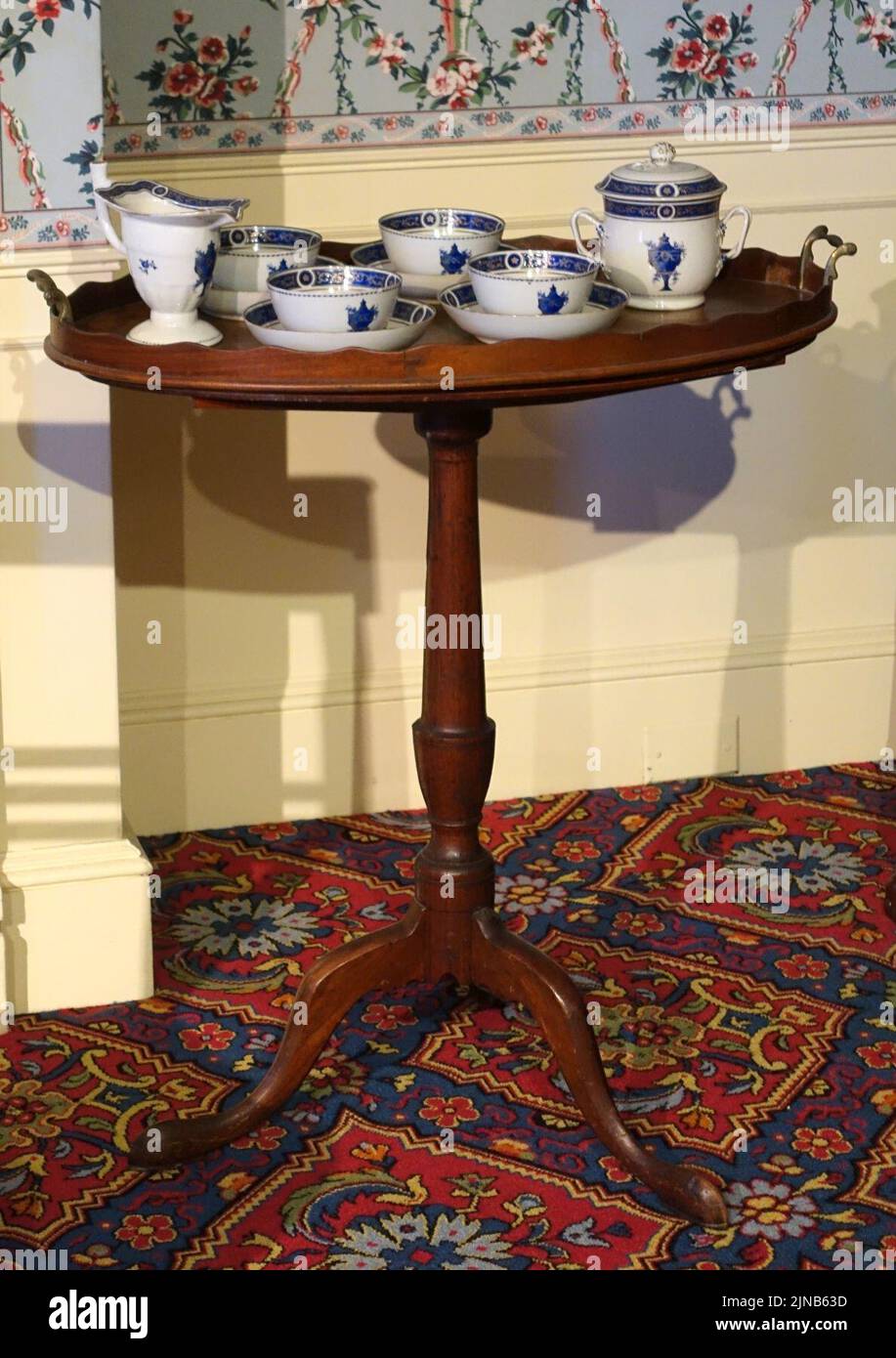 Tea set, China for export, c. 1795, porcelain, on stand, New England ...