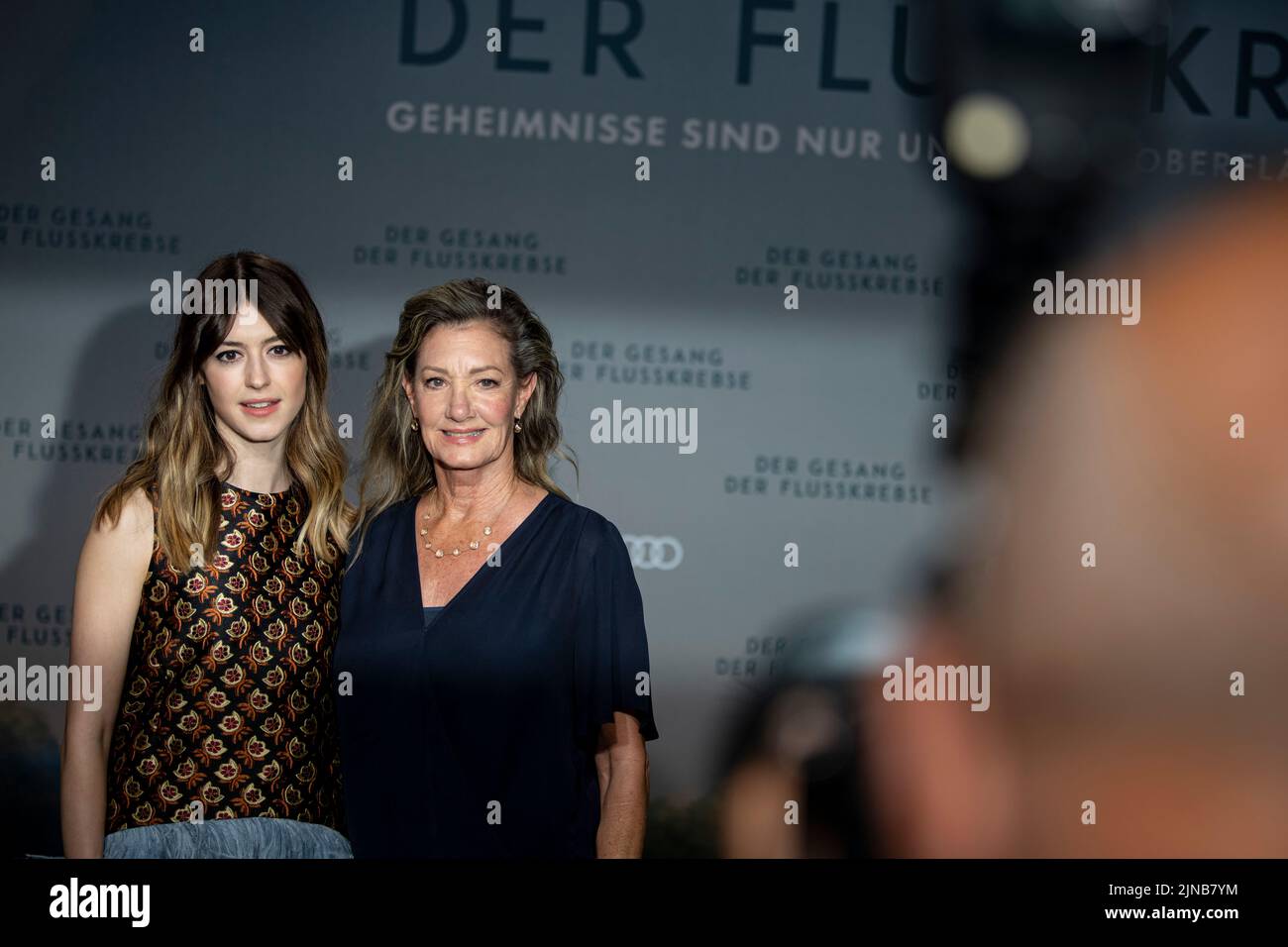 Berlin, Germany. 10th Aug, 2022. Daisy Edgar-Jones (l), actress, and ...