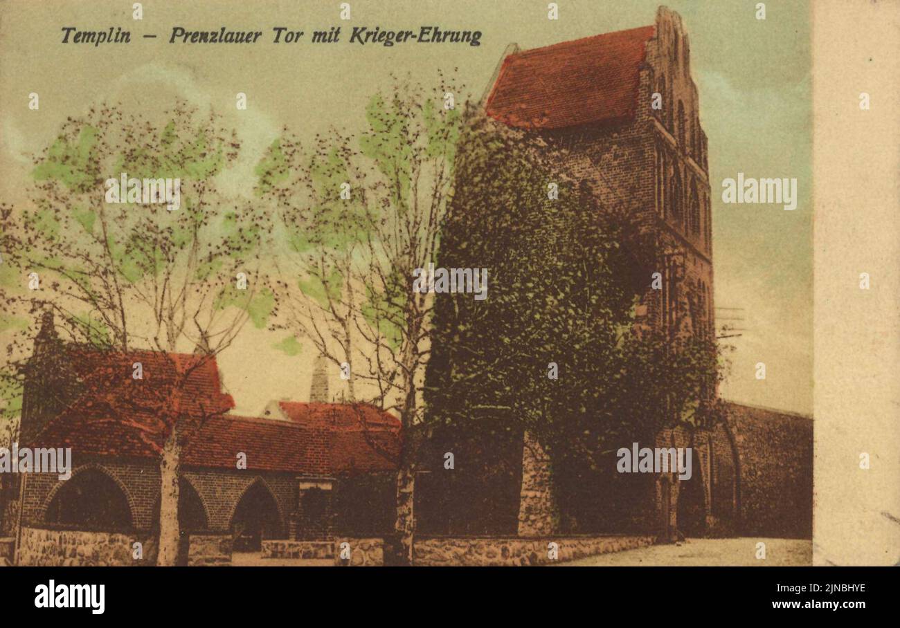 Templin, Brandenburg - Prenzlauer Tor mit Kriegerehrung Stock Photo - Alamy