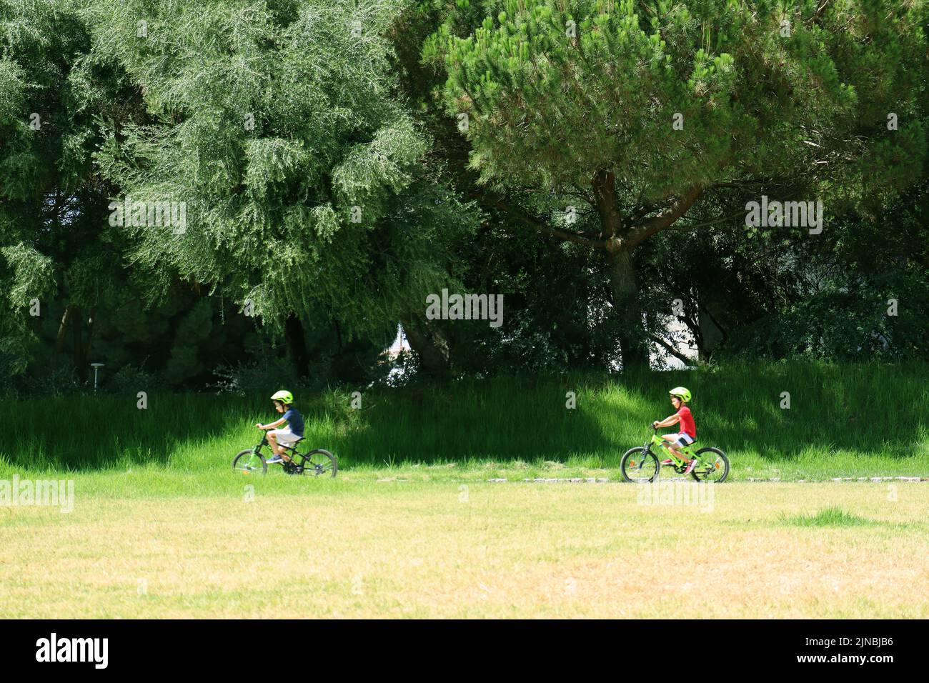 Kids with bikes hi-res stock photography and images - Alamy