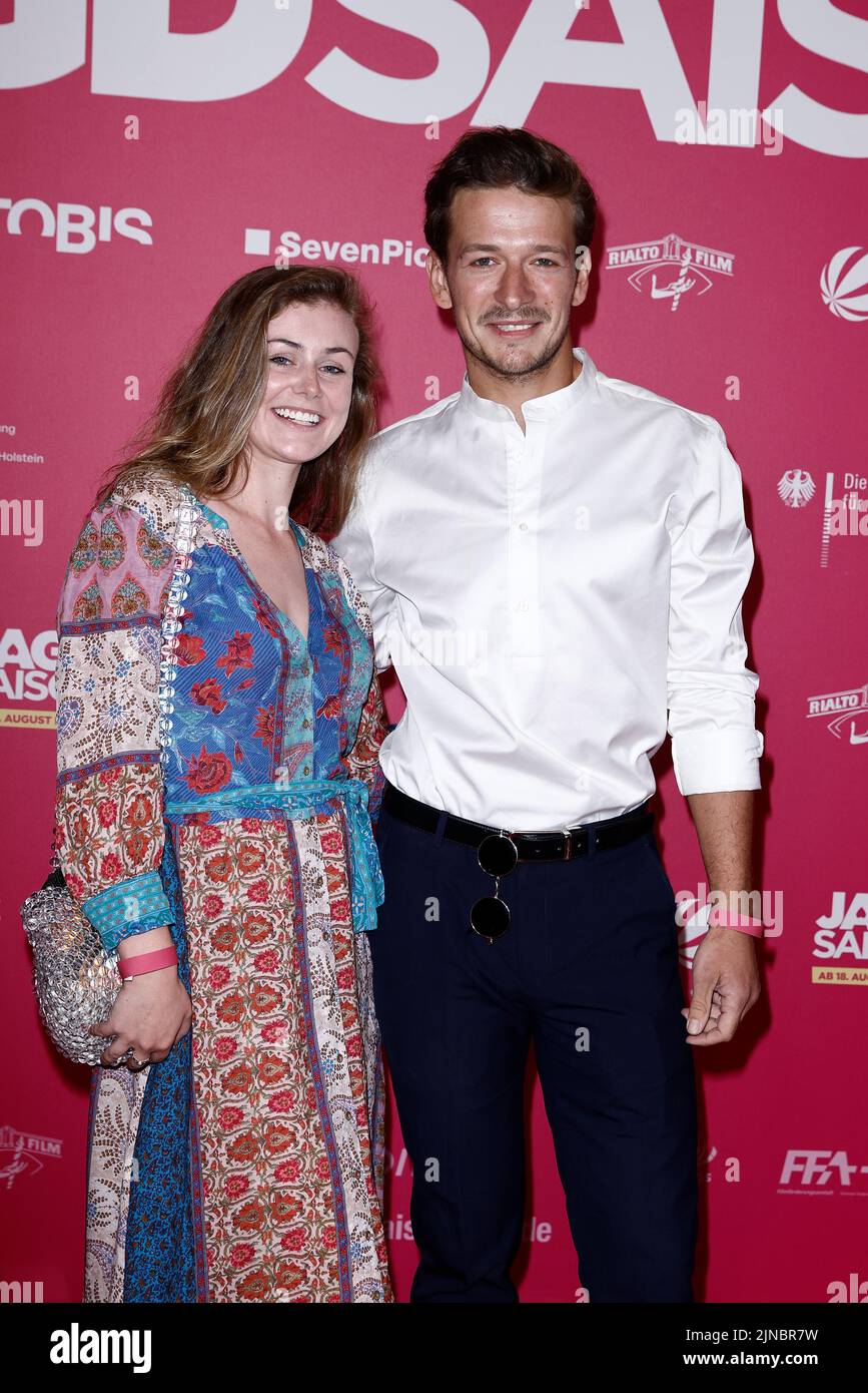 Berlin, Germany. 10th Aug, 2022. Actors in Stefan Gorski (r) and ...