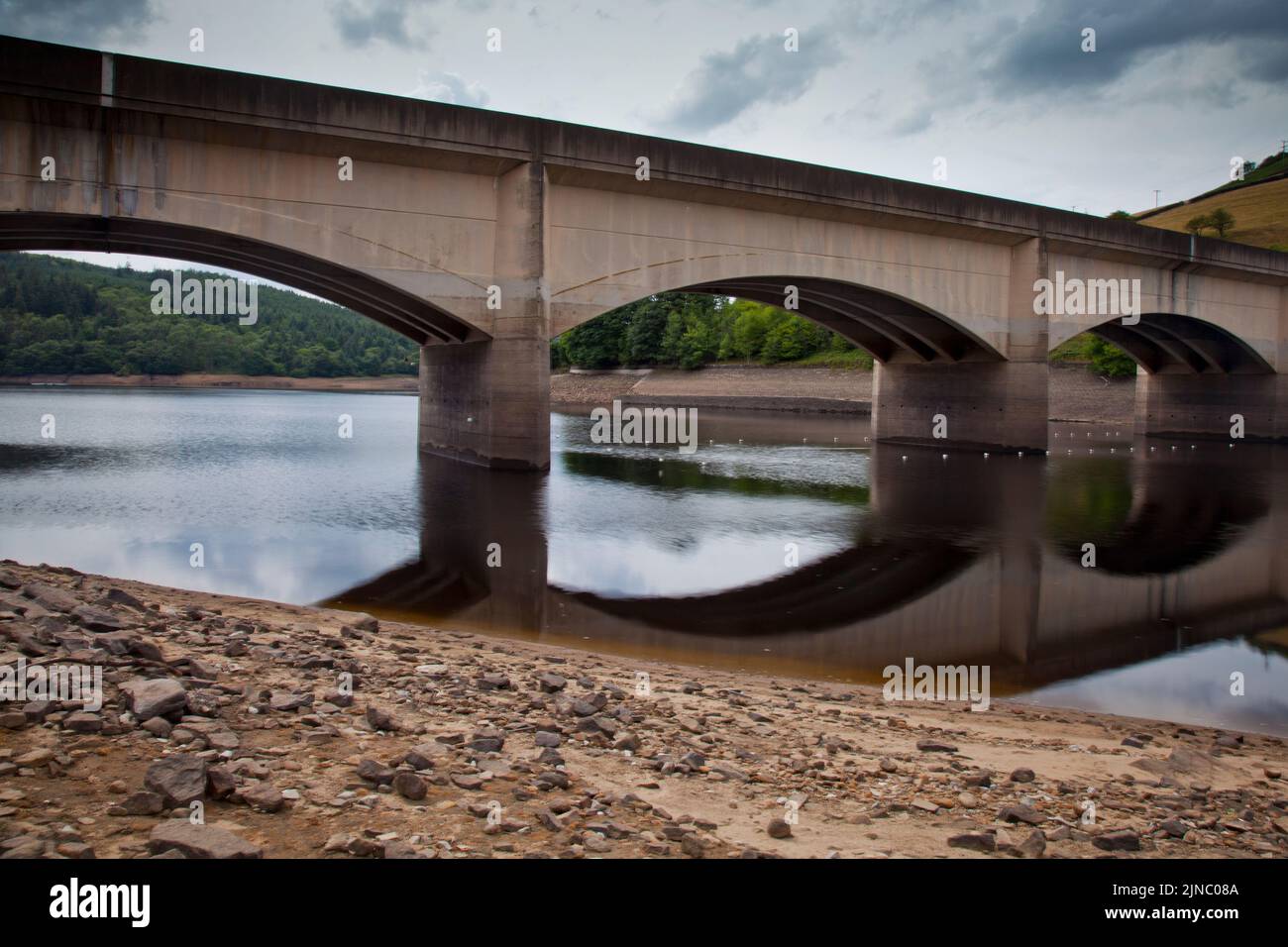 Ladybower reservoir summer 2022 hi-res stock photography and images - Alamy